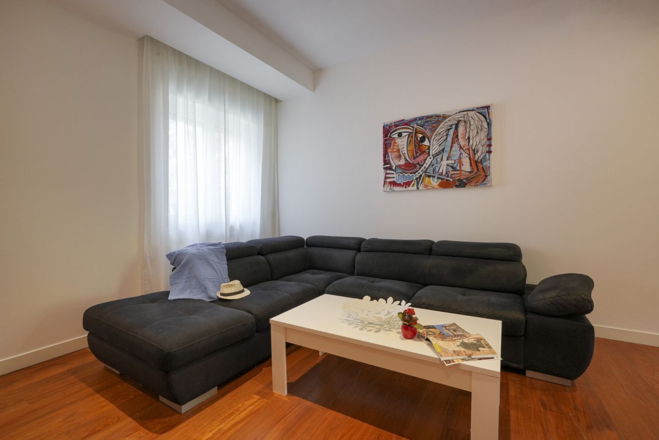 Guesthost - Spacious And Bright Apartment Located 10 Minutes Walk From The Historic Center And Just 5 Minutes Walk From The Entrance To The Central Station On Via Etramurale Capruzzi And The Quintino Sella Stop: Ideal For Those Who Travel Often Or Need T - Bari