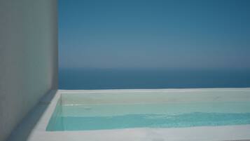 Uma banheira com vista para o oceano.