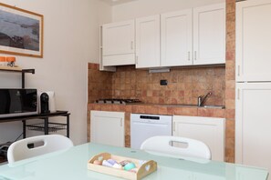 Apartamento | Cozinha privada | Geladeira, micro-ondas, cooktop, lava-louças
