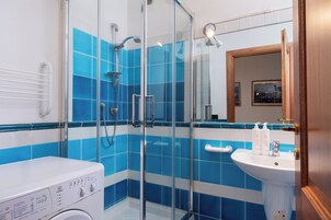 Apartamento | Banheiro | Chuveiro, secador de cabelo, bidê, toalhas de banho