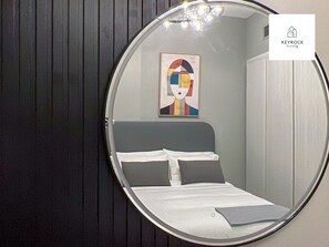 Apartamento luxo, sacada, vista para o lago | 1 quarto, roupas de cama premium, edredons de pluma