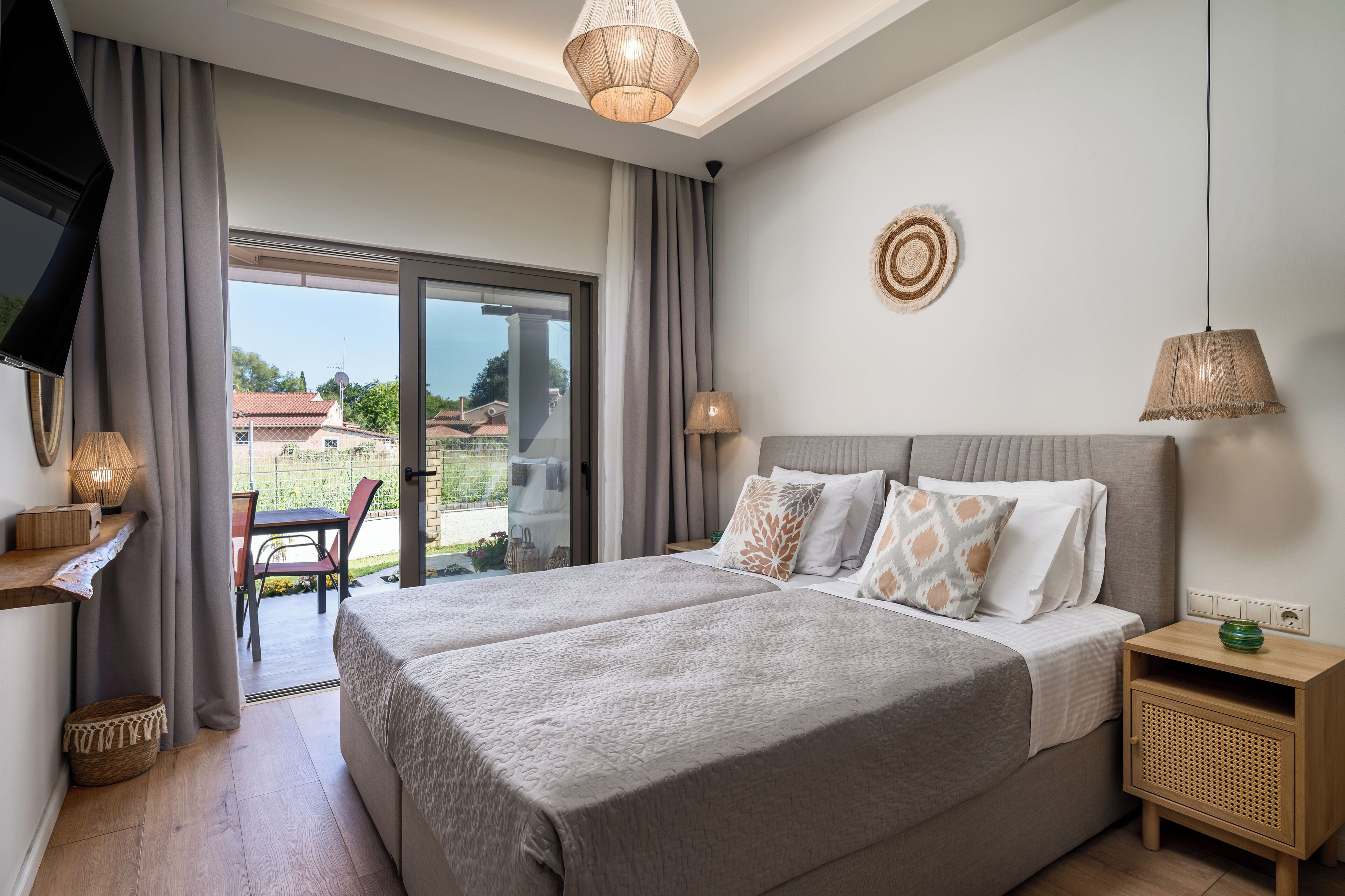 Apartamento Deluxe, 1 quarto, vista para o jardim | Cofre no quarto, cortinas/cortinados opacos, ferro/tábua de engomar 