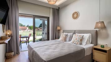 Apartamento Deluxe, 1 quarto, vista para o jardim | Cofre no quarto, cortinas/cortinados opacos, ferro/tábua de engomar