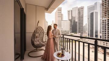 Apartamento luxo, sacada, vista para o lago | 1 quarto, roupas de cama premium, edredons de pluma