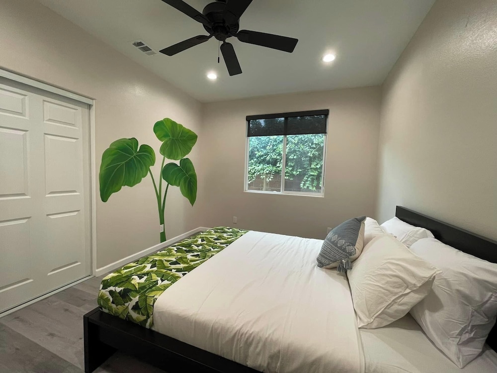 Charming 3-bedroom House Tropical Theme Delightful Garden Grove - Garden Grove, CA