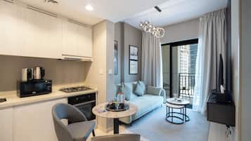 Apartamento luxo, vista para a cidade | Cozinha privada | Geladeira grande, micro-ondas, fogão, cooktop