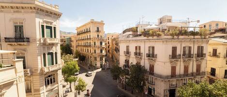 Quarto superior, vista para a cidade | Lençóis italianos Frette, roupas de cama premium, edredons de pluma