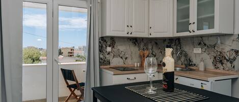 Estúdio Standard | Kitchenette privada | Um frigorífico, uma placa de cozinha