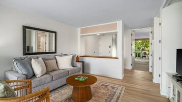 Condo, 1 quarto | Área de estar | Smart TV