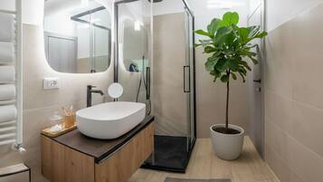 Apartamento Cidade em Condomínio Fechado | Casa de banho | Um polibã, um secador de cabelo, um bidé, toalhas fornecidas