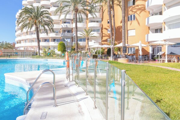 Apartamento Lua de Mel, 3 quartos, 2 casas de banho (Coronado Beach Marbesa) | Piscina | Piscina exterior sazonal 