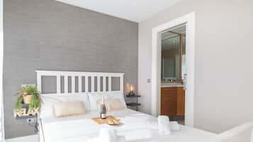 Apartamento lua de mel, vários quartos, 2 banheiros (Coronado Beach Marbesa) | 3 quartos, espaço de trabalho para notebook