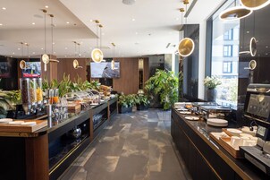 Pequeno-almoço tipo buffet diário mediante uma taxa 