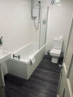 Quarto Twin Deluxe, 2 camas individuais | Casa de banho | Um polibã, artigos de higiene pessoal grátis, toalhas fornecidas, sabão 