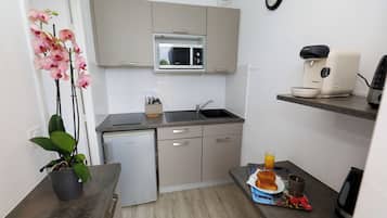 Suite-Estúdio Clássica, varanda, vista para o jardim | Cozinha privada | Uma máquina de café expresso, uma cafeteira/bule, uma chaleira elétrica