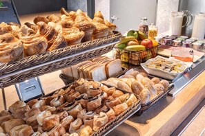Pequeno-almoço tipo buffet diário mediante uma taxa 