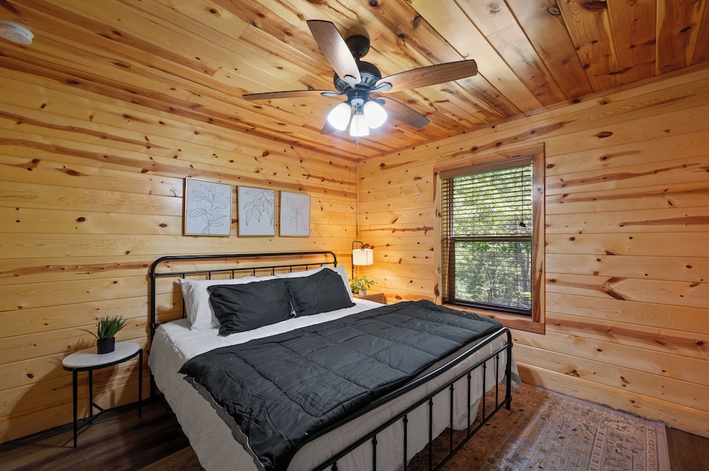 Large 5br Cabin@pigeonforge. Arcd. Hottub. Resort Pool. Freeputtputt. Thtr Room - Sevierville, TN
