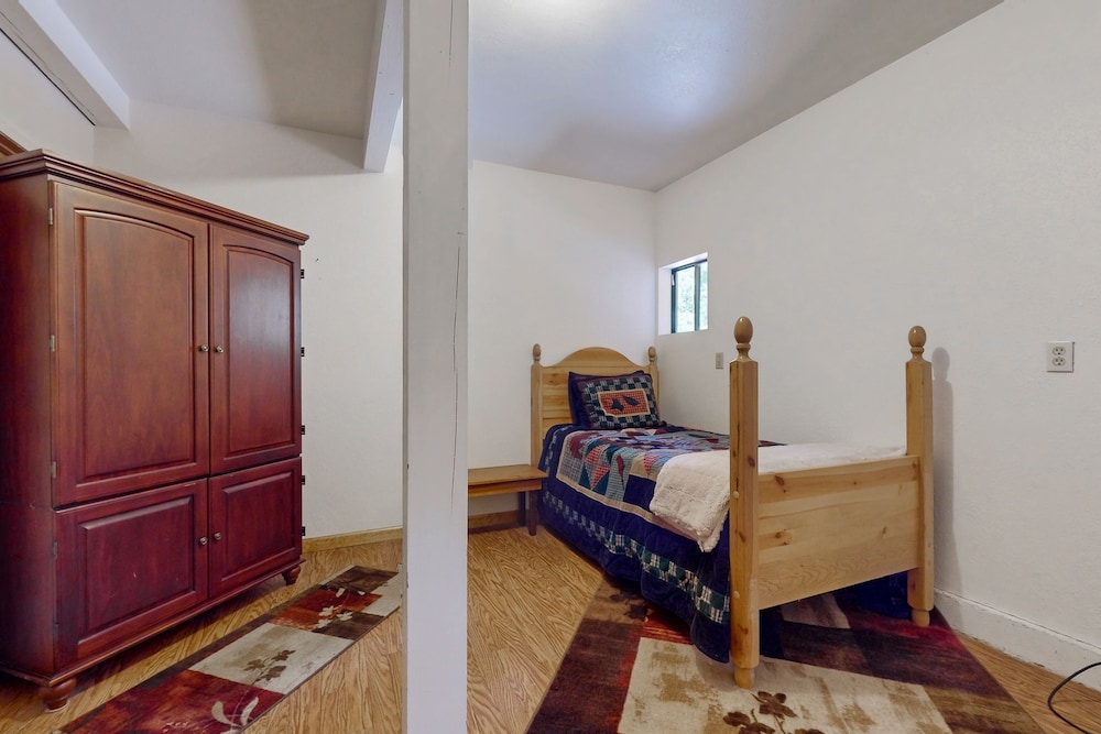 Charming Cabin With Deck And Yard Games And Mountain Views - Graeagle, CA