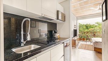 Chuveiro, secador de cabelo, toalhas de banho, sabonete