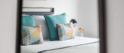 1 quarto, cofres nos quartos, escrivaninha