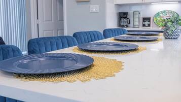 Casa (4 Bedrooms) | Cozinha privada | Um micro-ondas, um forno, uma placa de cozinha