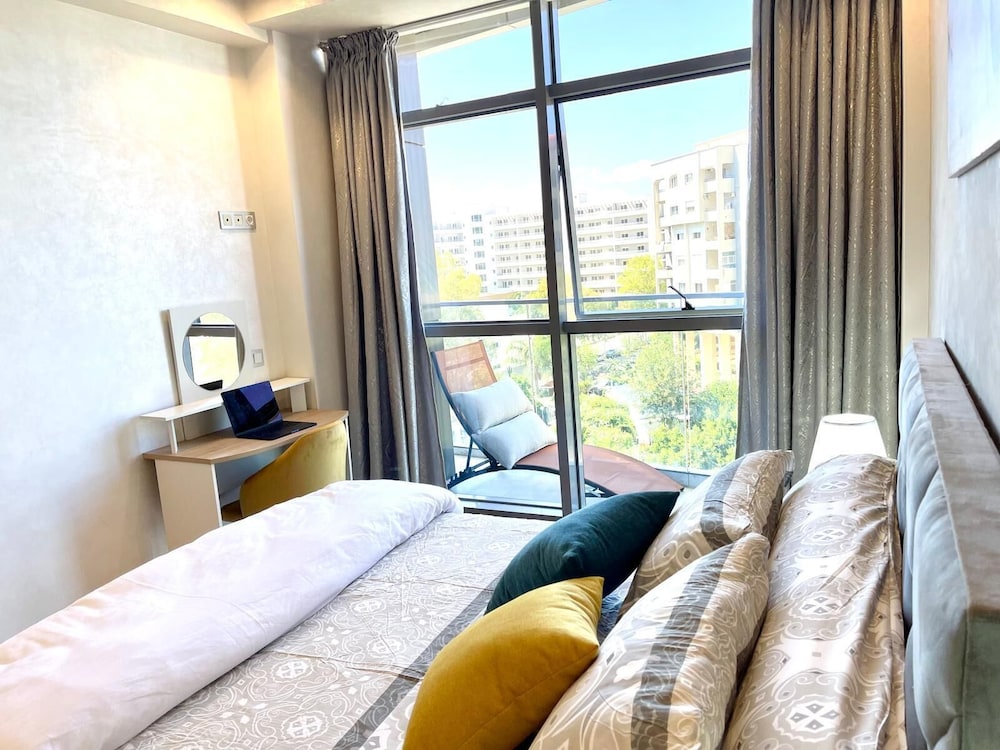 Modern Tangier Centre Elegance With Seaview - Steps To Beach, Train, Attractions - Tánger