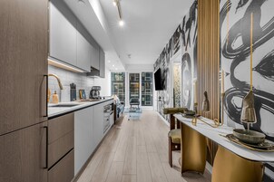 Suite de Luxo, Vista para a cidade | Cozinha privada | Uma chaleira elétrica, forno de mesa, Congelador