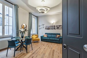 Apartamento, vista para o pátio | Sala de estar | Televisor de 35 cm com canais digitais