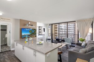 Apartamento em Condomínio Fechado, 1 quarto, varanda, vista parcial para o mar (1 Bedroom, 0024) | Sala de estar