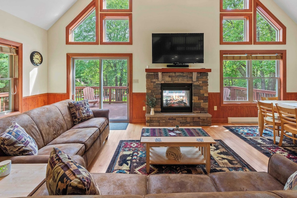 Bear Paw Lodge By Avantstay Hot Tub, Deck, & Fire Pit - Pennsylvania