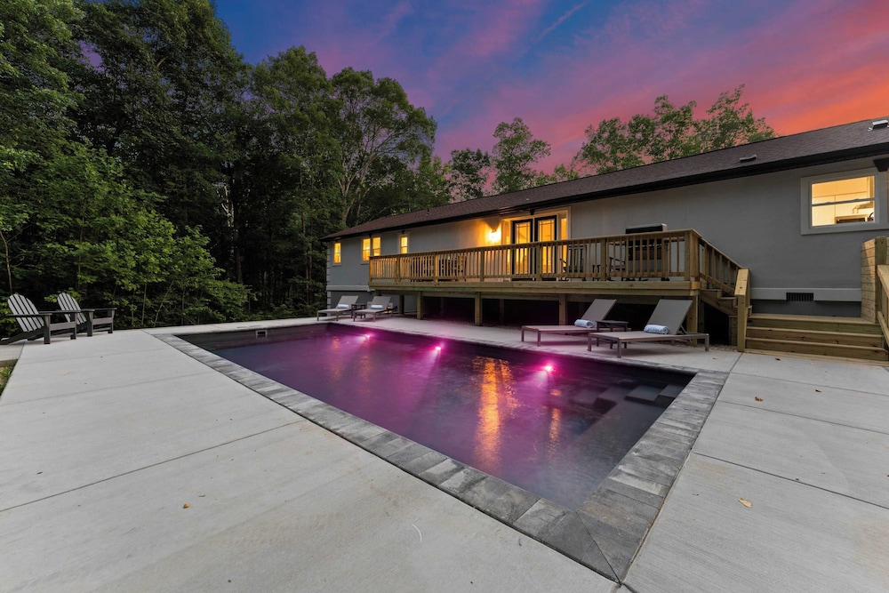 Fireside Fun By Avantstay Sleeps 18 Waterfront + Pool - Lake Norman, Catawba