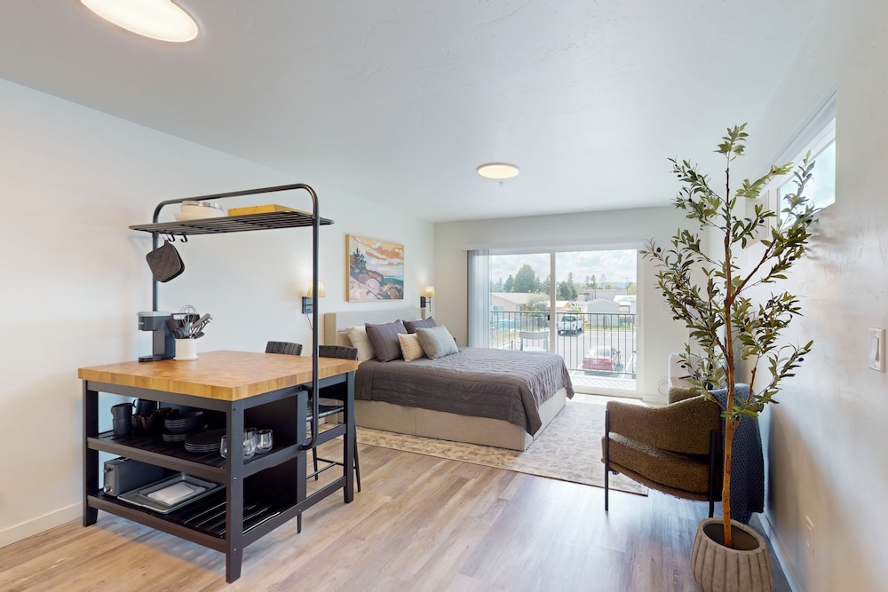 Modern Condo With Full Kitchen & Washer/dryer - Dog Friendly - Kalispell, MT