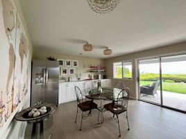 Um frigorífico/congelador grande, uma máquina de lavar louça