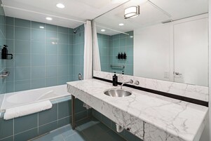 Suíte luxo, 1 cama King e sofá-cama (Lean On-Site Support) | Banheiro | Produtos de toalete grátis, secador de cabelo, toalhas de banho 