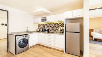 Apartamento Nobre, Vista para a cidade | Cozinha privada | Um frigorífico, um micro-ondas, uma placa de cozinha