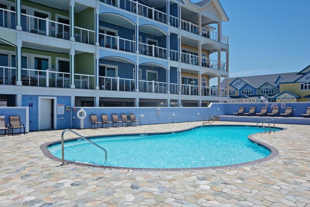 Surf Shack Luxury 3-bedroom Soundfront Resort Condo with Pool and Hot ...