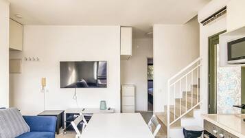 Apartamento | Casa de banho | Um polibã, artigos de higiene pessoal grátis, um secador de cabelo