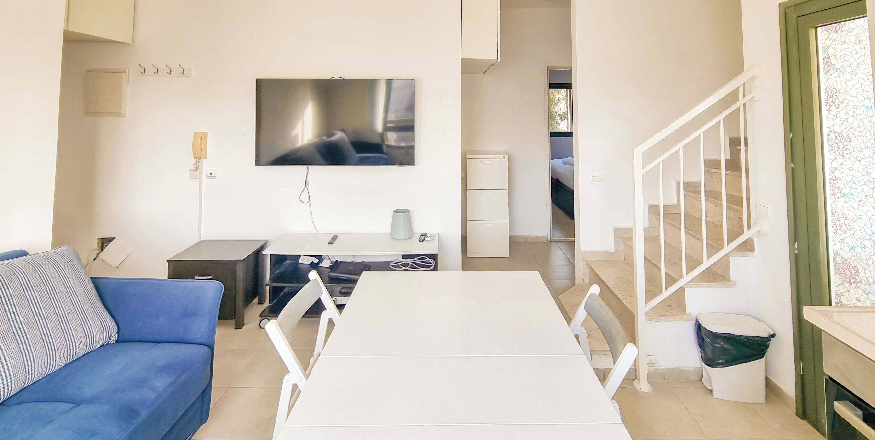 Apartamento | Sala de estar | Televisor de ecrã plano de 65 polegadas com canais por cabo 