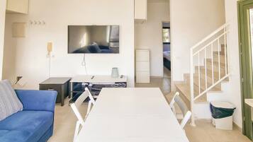 Apartamento | Sala de estar | Televisor de ecrã plano de 65 polegadas com canais por cabo