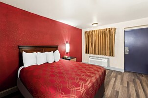 Quarto econômico, 1 cama Queen, para não fumantes | Escrivaninha, ferros/tábuas de passar roupa, Wi-Fi de cortesia