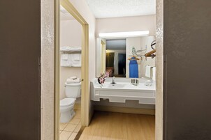 Um polibã, um secador de cabelo, toalhas fornecidas, sabão 