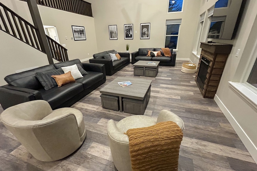 Ultimate Vacation Retreat W/ Fireplace, Gas Grill, Large Yard, & Firepit - Anchorage, AK