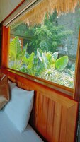 Bangalô, vista para o lago | Cofres nos quartos, individualmente decorados