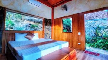 Bungalow, vista para o lago | Cofre no quarto, secretária, cortinas/cortinados opacos