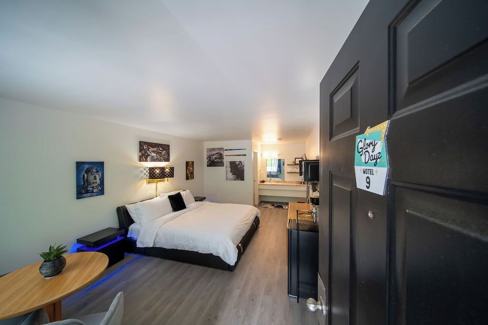 Step Into Our Galaxy King Suite Room At Glorydayz! - Eureka Springs, AR