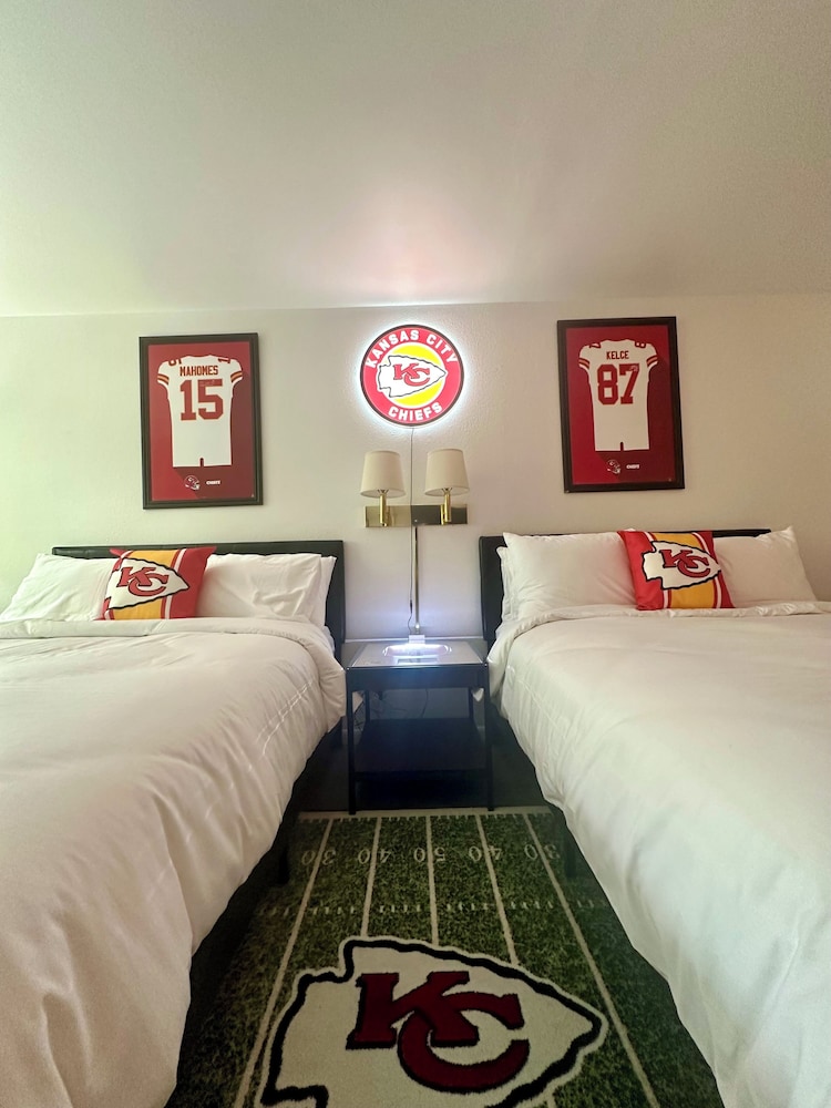 Enjoy The Champion Double-queen Suite Of The Kc Room At Glorydayz! - Arkansas