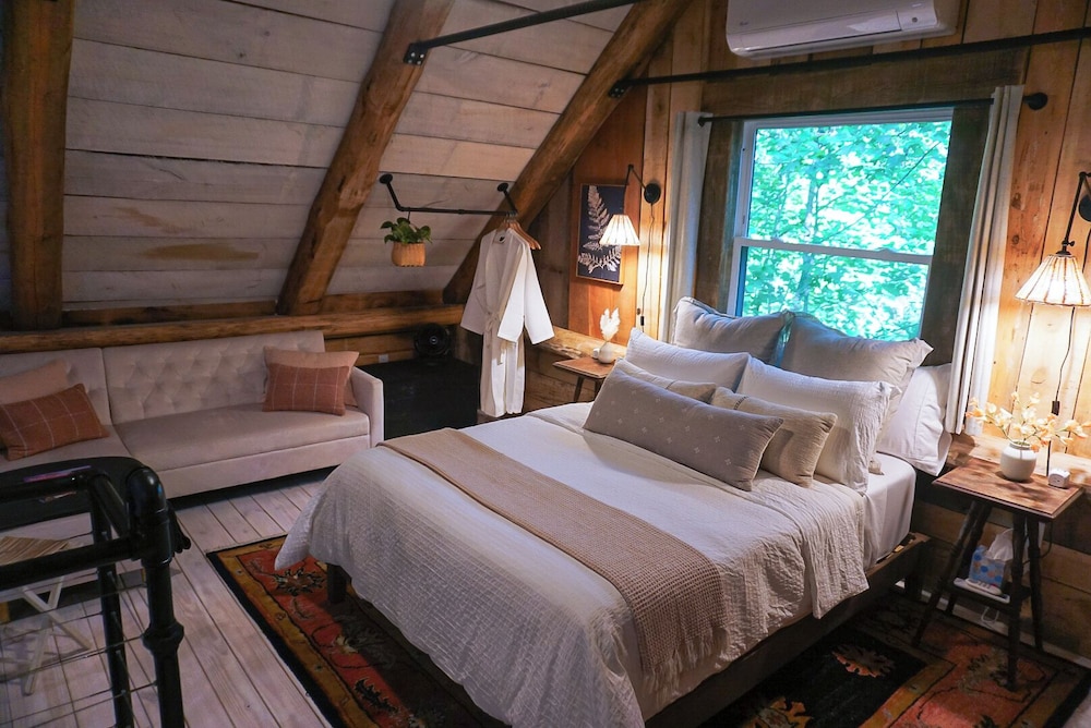 Autumn Escape: Cozy Cabin Retreat In The Woods - Blue Ridge, VA
