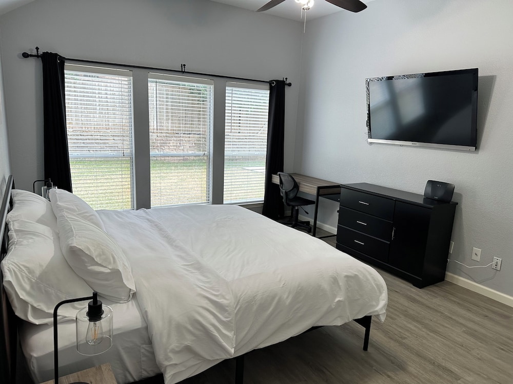 Spacious 5-bedroom Home For Large Family - Garland, TX