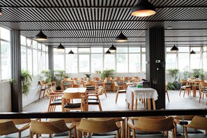 Pequeno-almoço self-service diário (60000 VND por pessoa) 