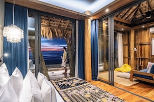 1 quarto, cofres nos quartos, individualmente decorados, escrivaninha